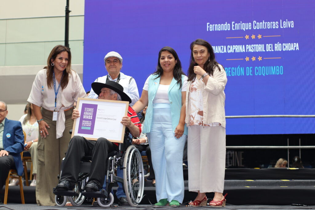 SALAMANCARADIO.CL - Fernando Contreras es reconocido como Tesoro Humano ...